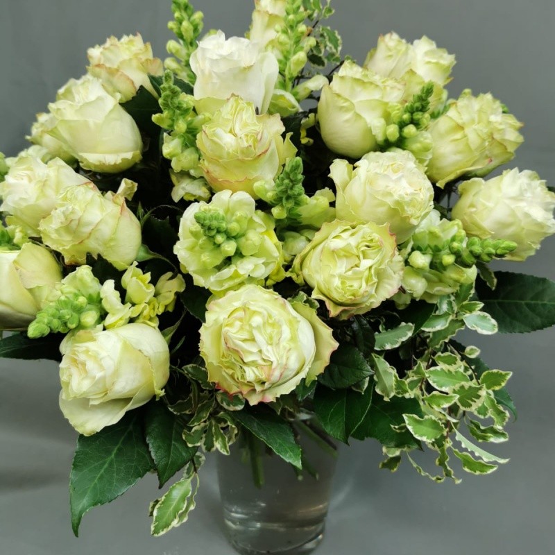 Ziedu pušķis - baltas rozes B1