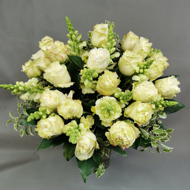 Ziedu pušķis - baltas rozes B1